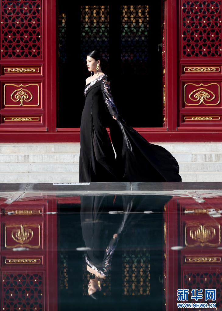 熊英·盖娅传说非遗时尚大秀在京举行-新华网