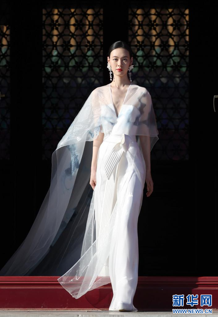 熊英·盖娅传说非遗时尚大秀在京举行-新华网