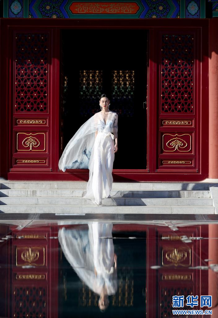 熊英·盖娅传说非遗时尚大秀在京举行-新华网