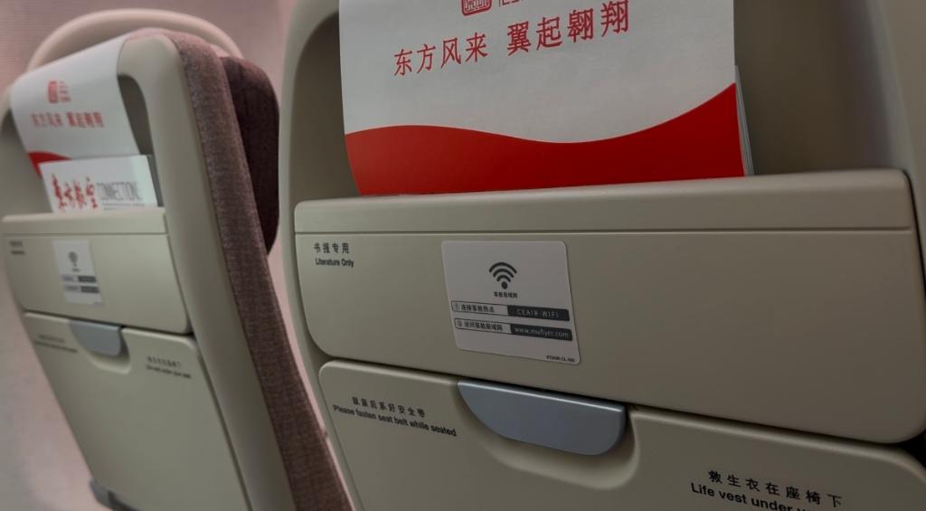 国产大飞机C919商业首航重庆 机上可连WiFi-新华网